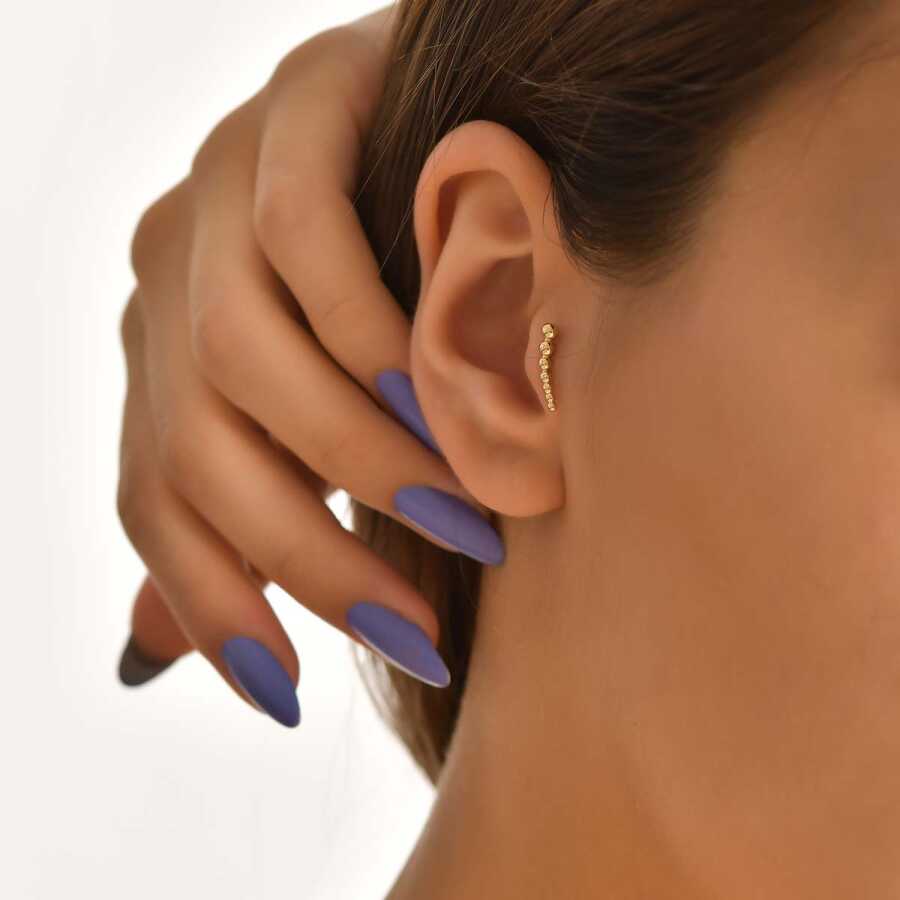Modern ve Zarifliğiyle Altın Top Tragus Küpe